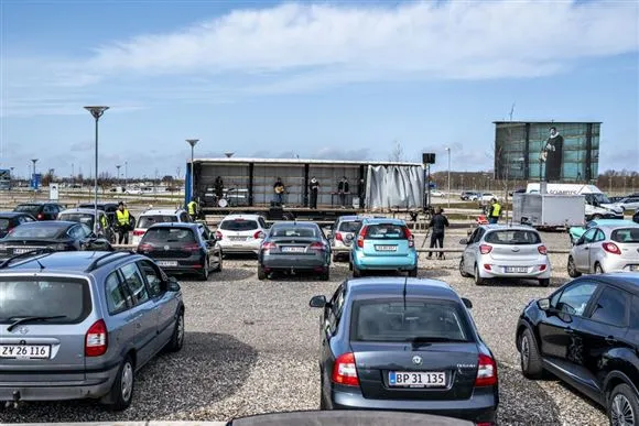 BILLEDSERIE: Påsken blev fejret med drive-in-gudstjenester - Avisen.dk