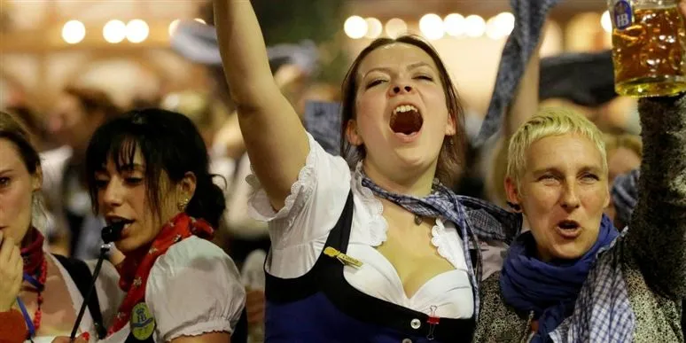 Se frække Heidier bælle øl til Oktoberfest - Avisen.dk