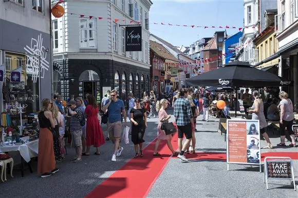 18-årig brager ind i vejfest i Aarhus: Iskold og ligeglad - Avisen.dk