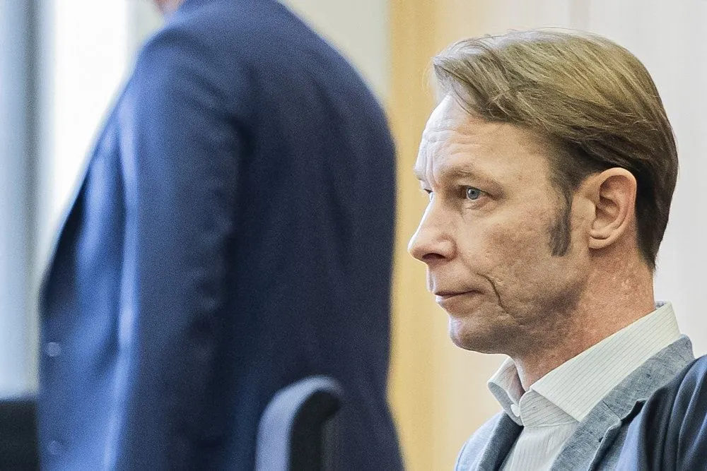 Sass Larsen har forladt Danmark - Avisen.dk