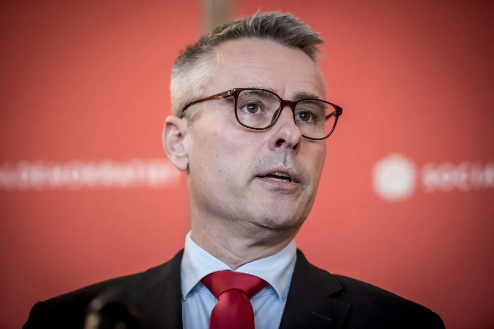 Sass Larsen har forladt Danmark - Avisen.dk