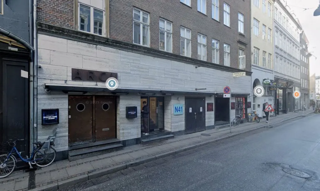 Kendt, dansk musiker tiltalt for grov vold på natklub - Avisen.dk