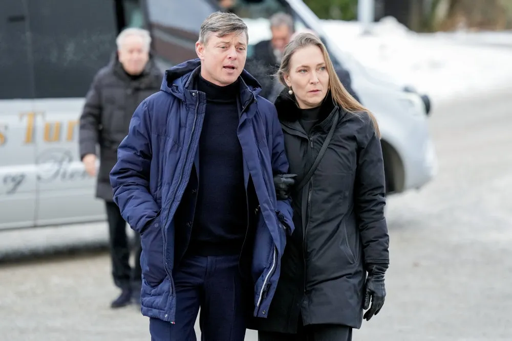 Komiker og influencer Daniel Hoffe hentet af ambulance - Avisen.dk