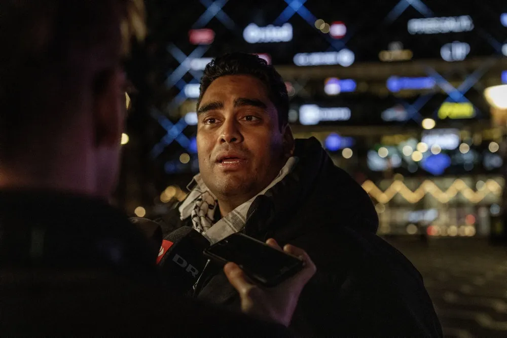 Komiker og influencer Daniel Hoffe hentet af ambulance - Avisen.dk