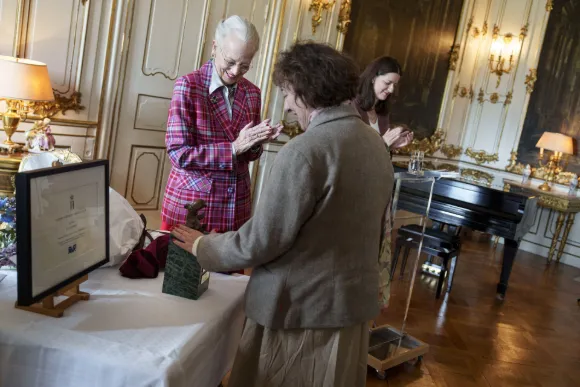 Dronning Margrethe hædrer Pia Tafdrup: Får Prins Henrik Prisen - Avisen.dk